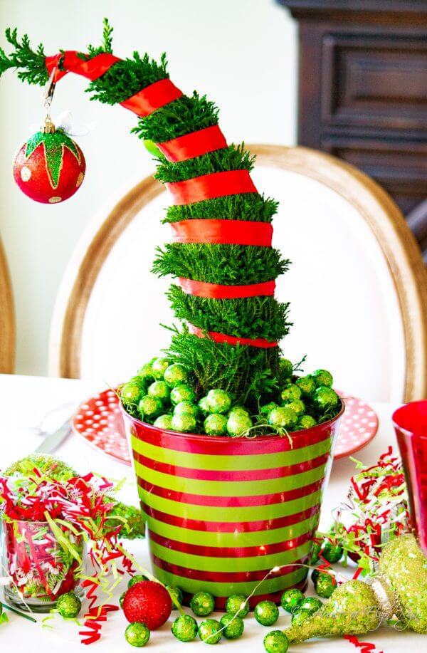 A Whimsical Grinch Table – The House of Elyn Ryn