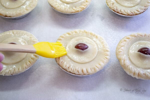 Spooky Eye Pies – The House of Elyn Ryn