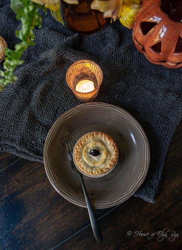 Spooky Eye Pies – The House of Elyn Ryn