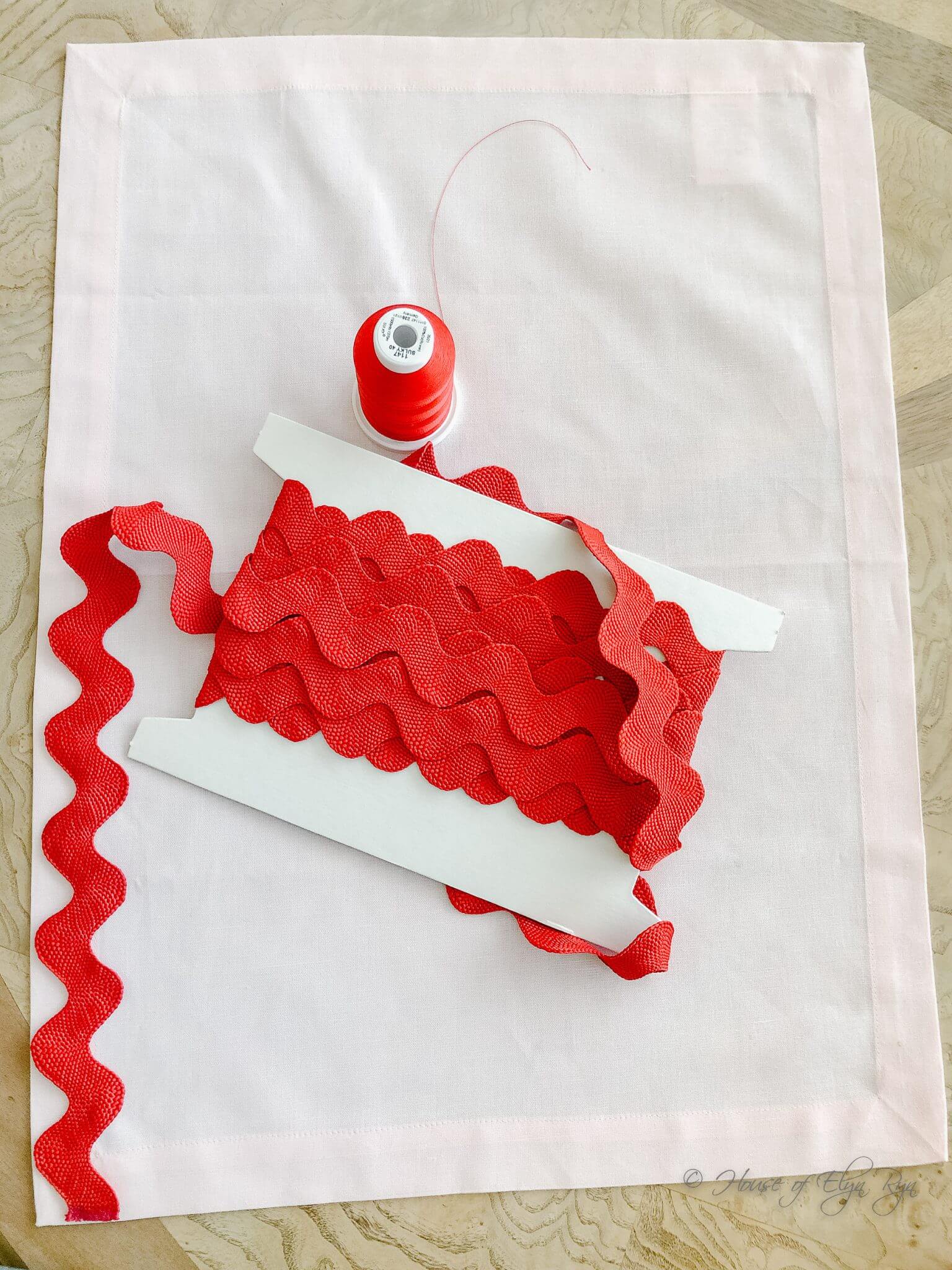 How to Trim Rickrack Placemats – The House of Elyn Ryn